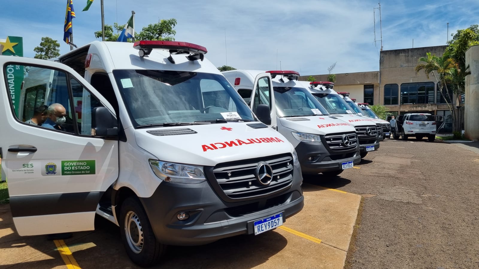 Com investimento de R$ 2,3 milhões, Estado entrega ambulâncias para ... Com investimento de R$ 2,3 milhões, Estado entrega ambulâncias para ...